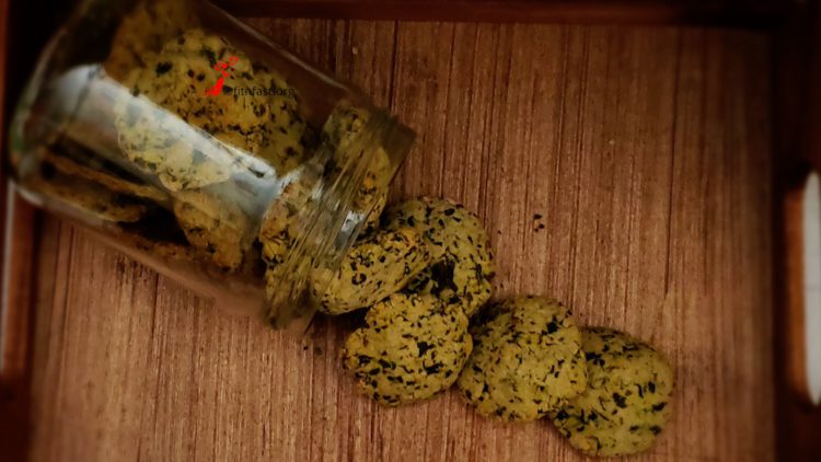 No-Fry Oats Moringa Mathri, Savory Indian Cracker – fitnfastrecipes